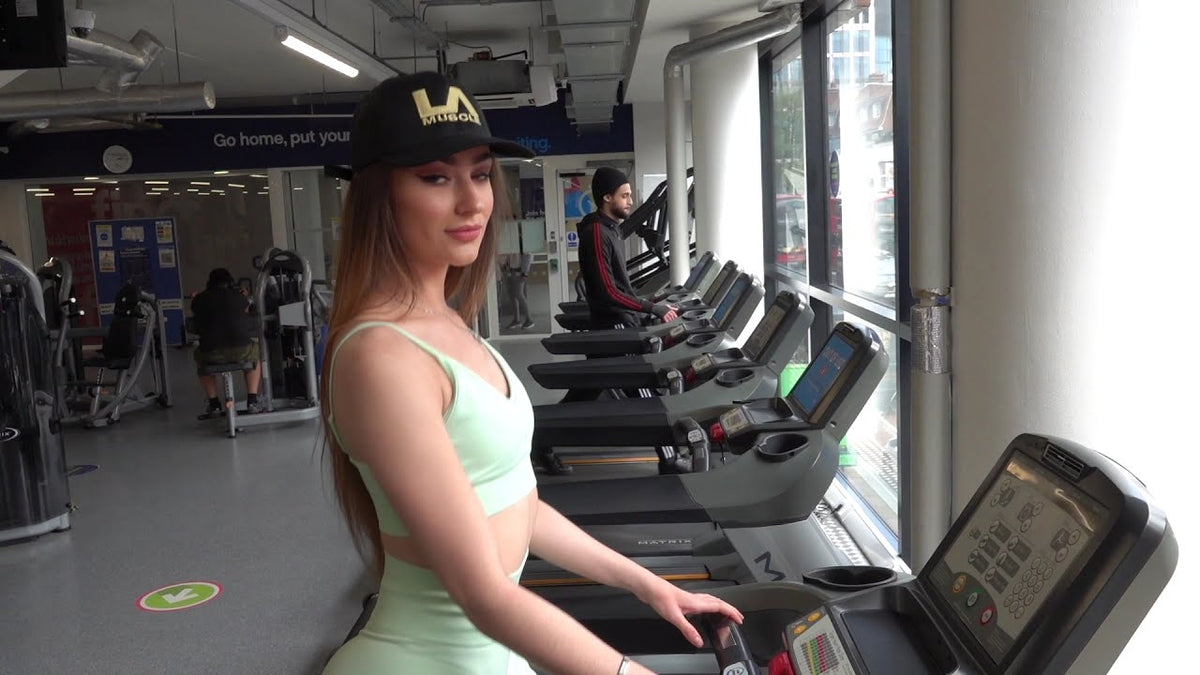 OMG! Hot Fitness Girl Lucy trains Glutes & Hamstrings – LA Muscle - AU & NZ